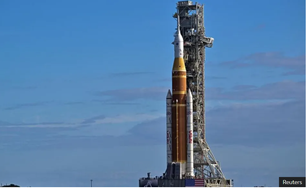 Nasa's mega Moon rocket arrives at launch pad for Artemis II mission ...